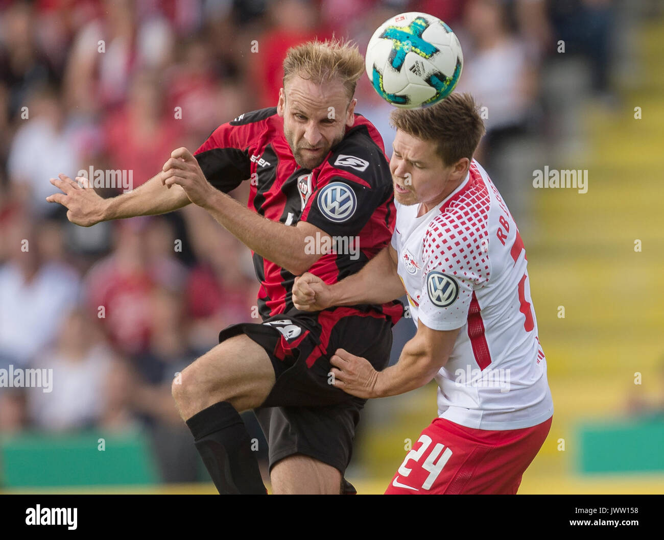 Dorfmerkingen's Carls Murphy (L) and Leipzig's Dominik Kaiser vie for ...