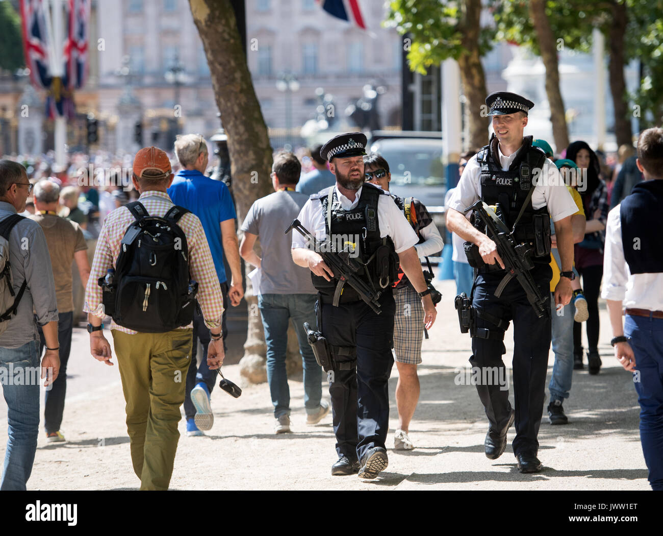 Police patrol near buckingham palace hi-res stock photography and ...