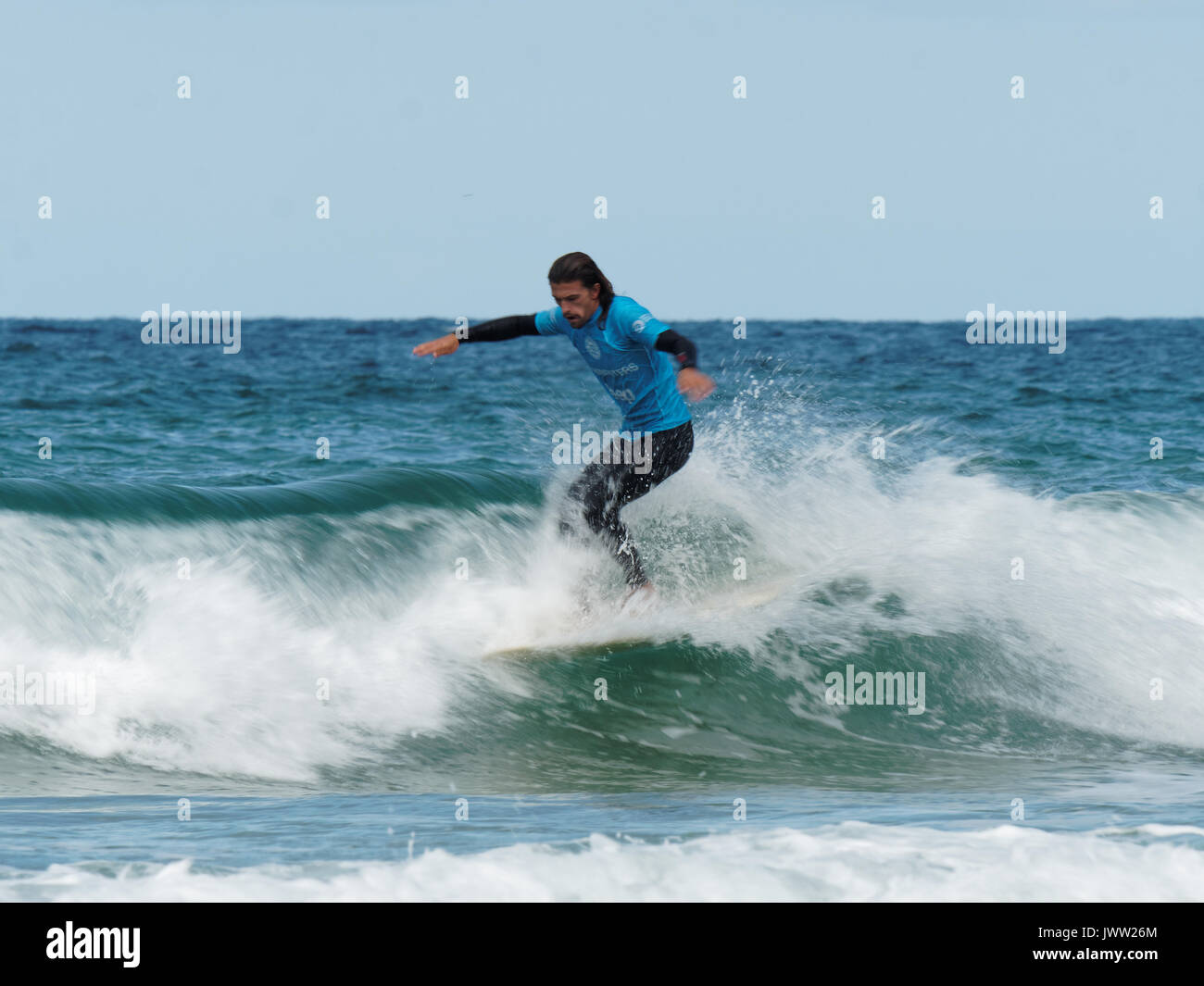 Surfing brothers and female pro surfers in the sunshine at Longboard ...