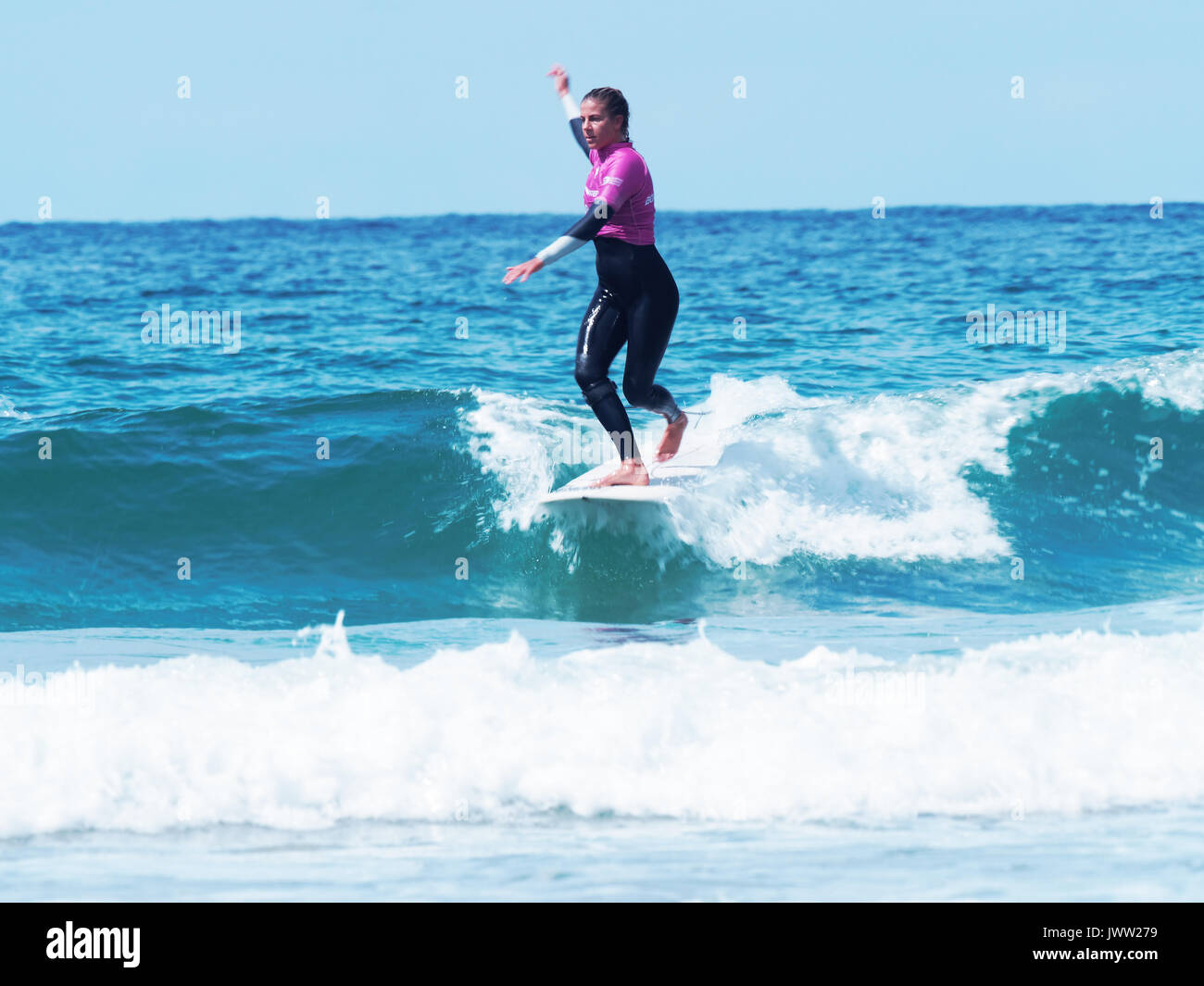 Surfing brothers and female pro surfers in the sunshine at Longboard ...