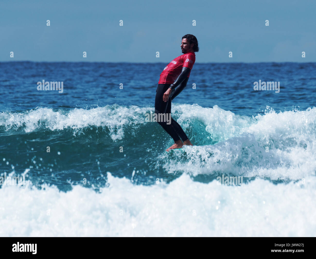 Surfing brothers and female pro surfers in the sunshine at Longboard ...