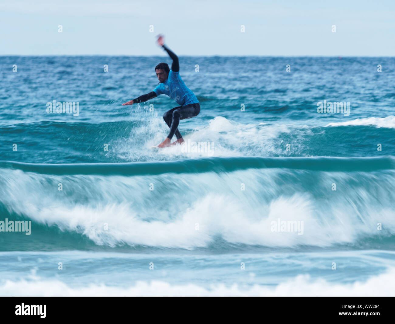 Surfing brothers and female pro surfers in the sunshine at Longboard ...