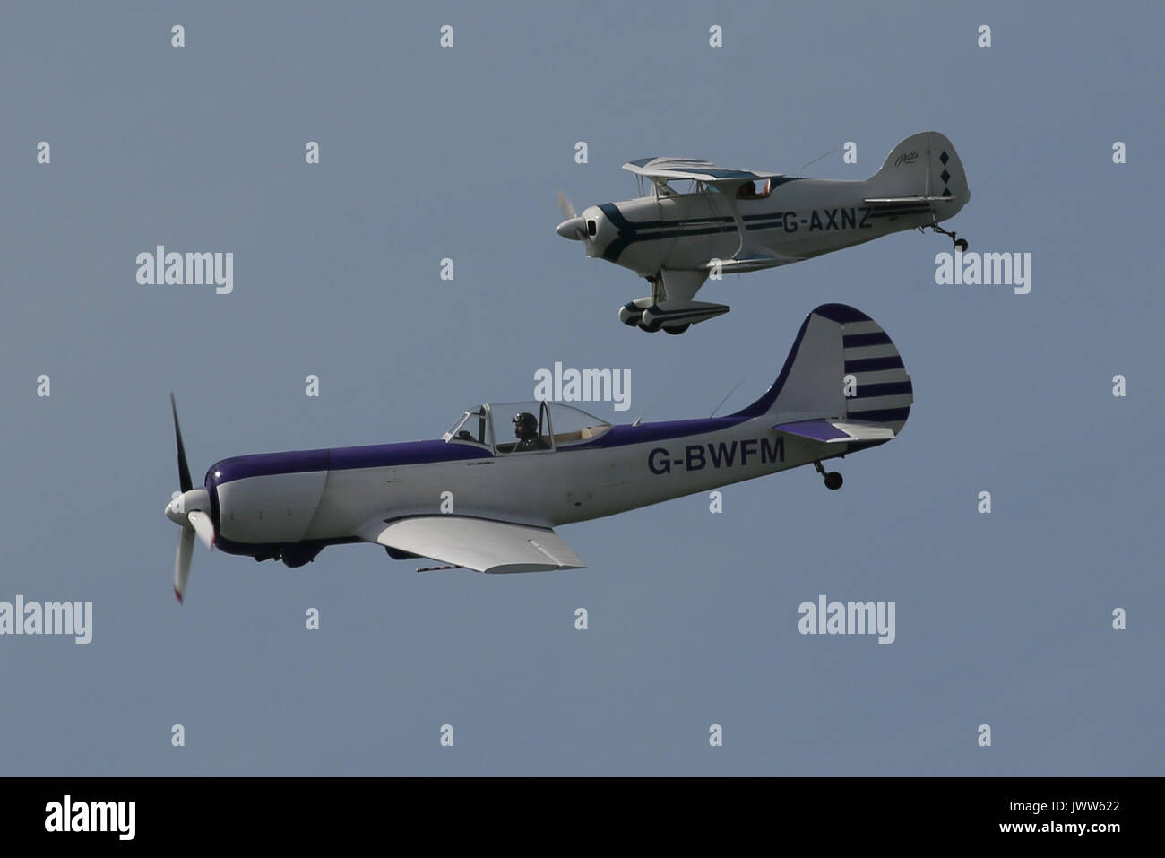 Planes flying close together hi-res stock photography and images - Alamy