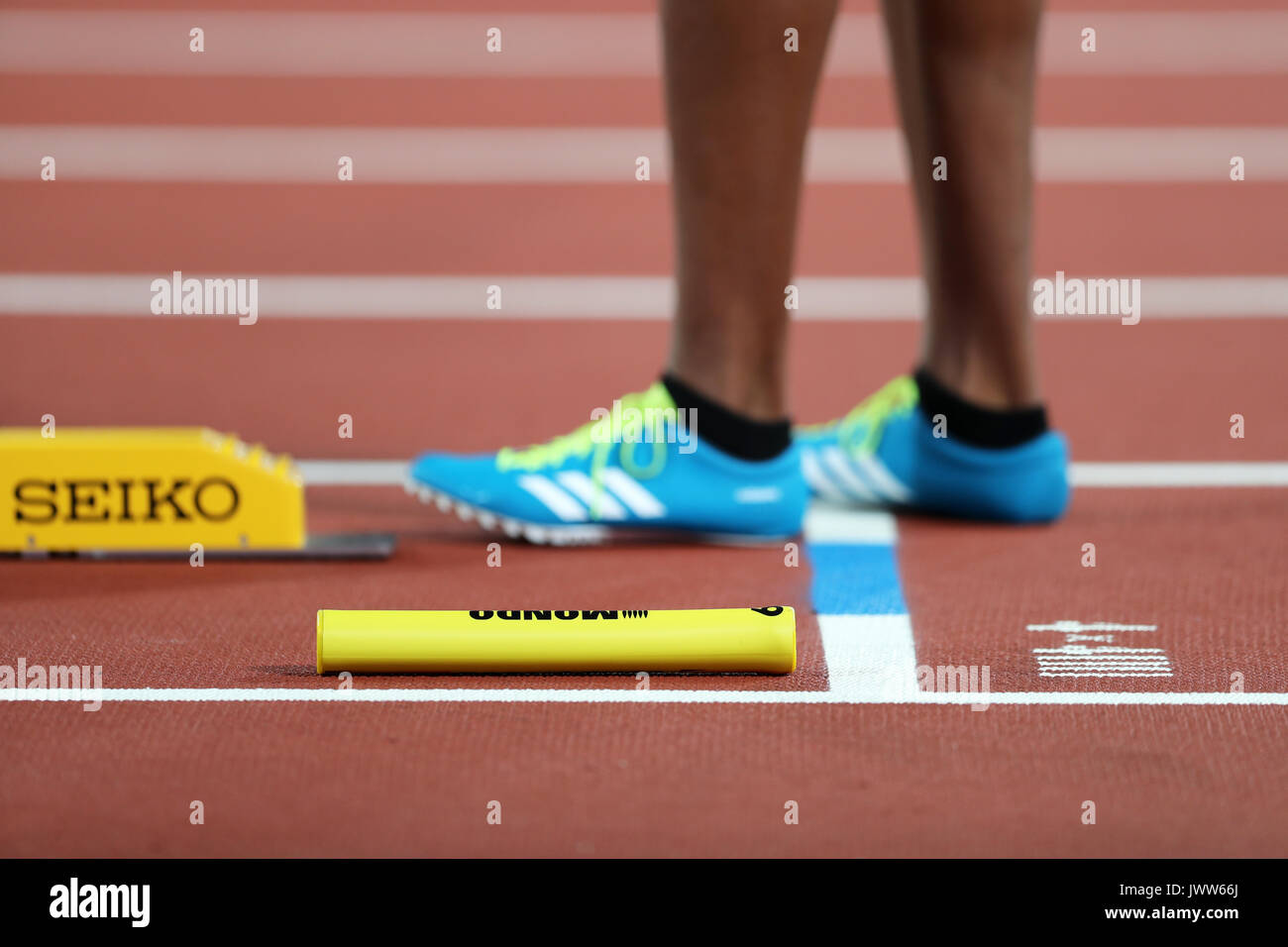 Female athletes in starting blocks hi-res stock photography and images ...