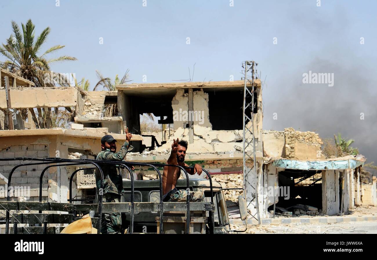 Al-Sukhnah, Syria. 13th Aug, 2017. Syrian soldiers flash the victory ...