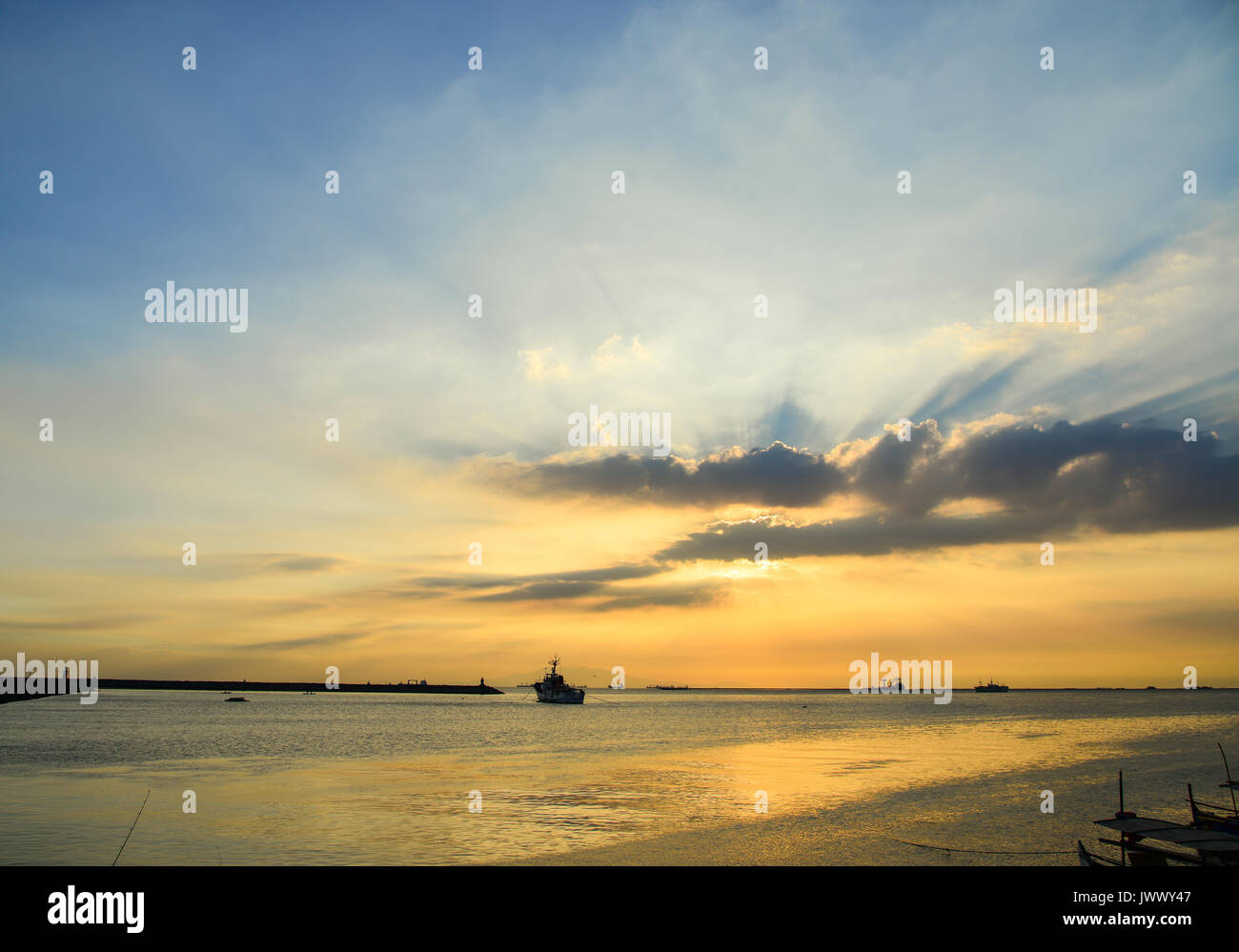 Manila bay ships hi-res stock photography and images - Alamy