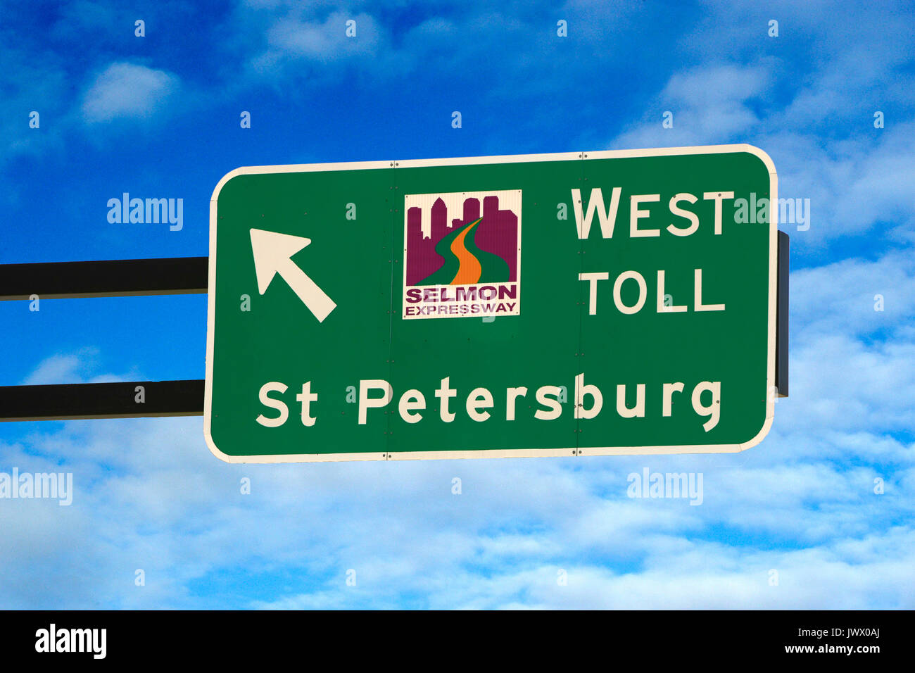 Overhead sign pointing to St. Petersburg via the Selmon Expressway in ...