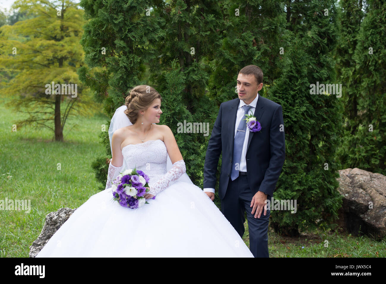 Beautiful married couple in the wedding day Stock Photo - Alamy