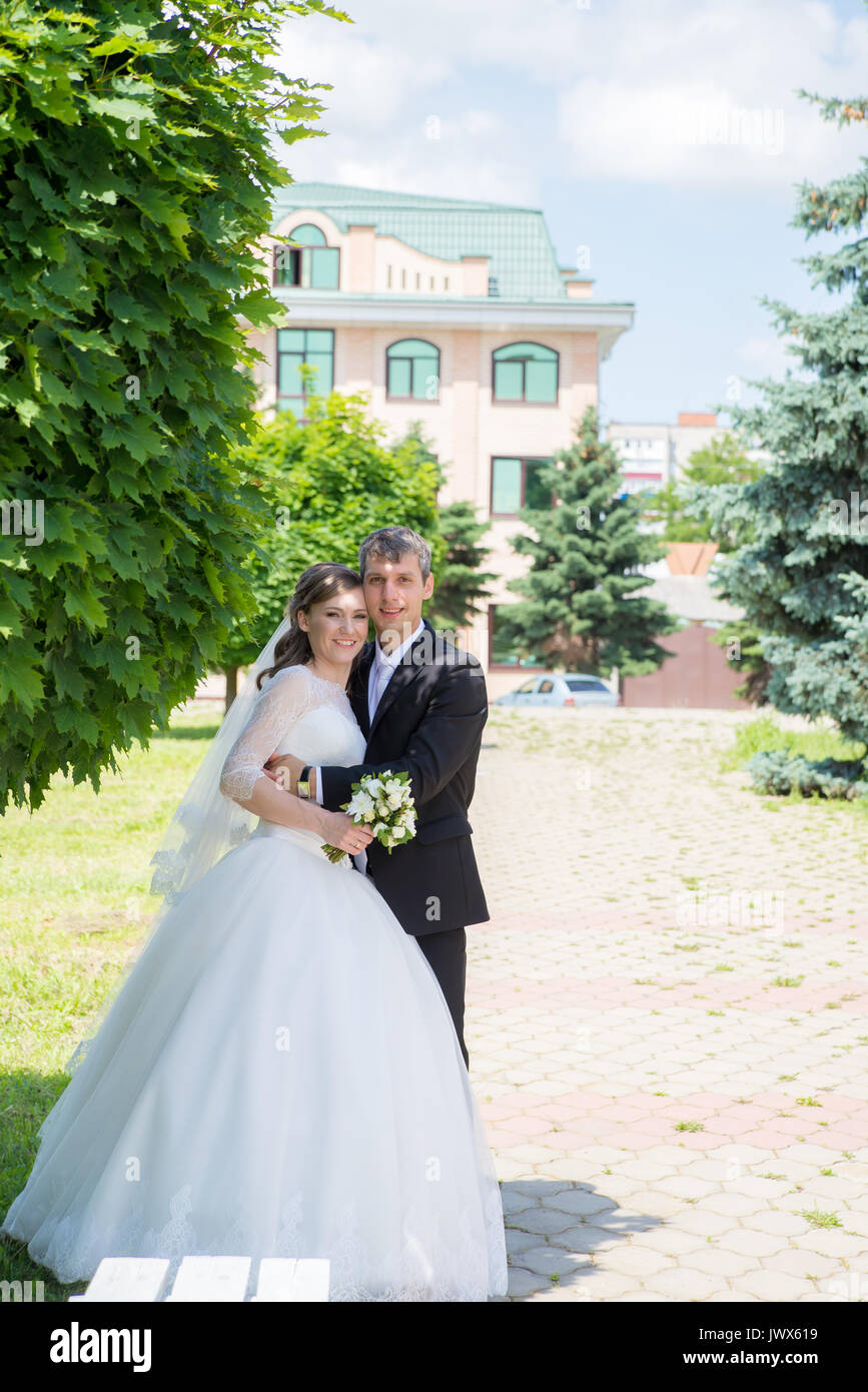 Beautiful married couple in the wedding day Stock Photo - Alamy