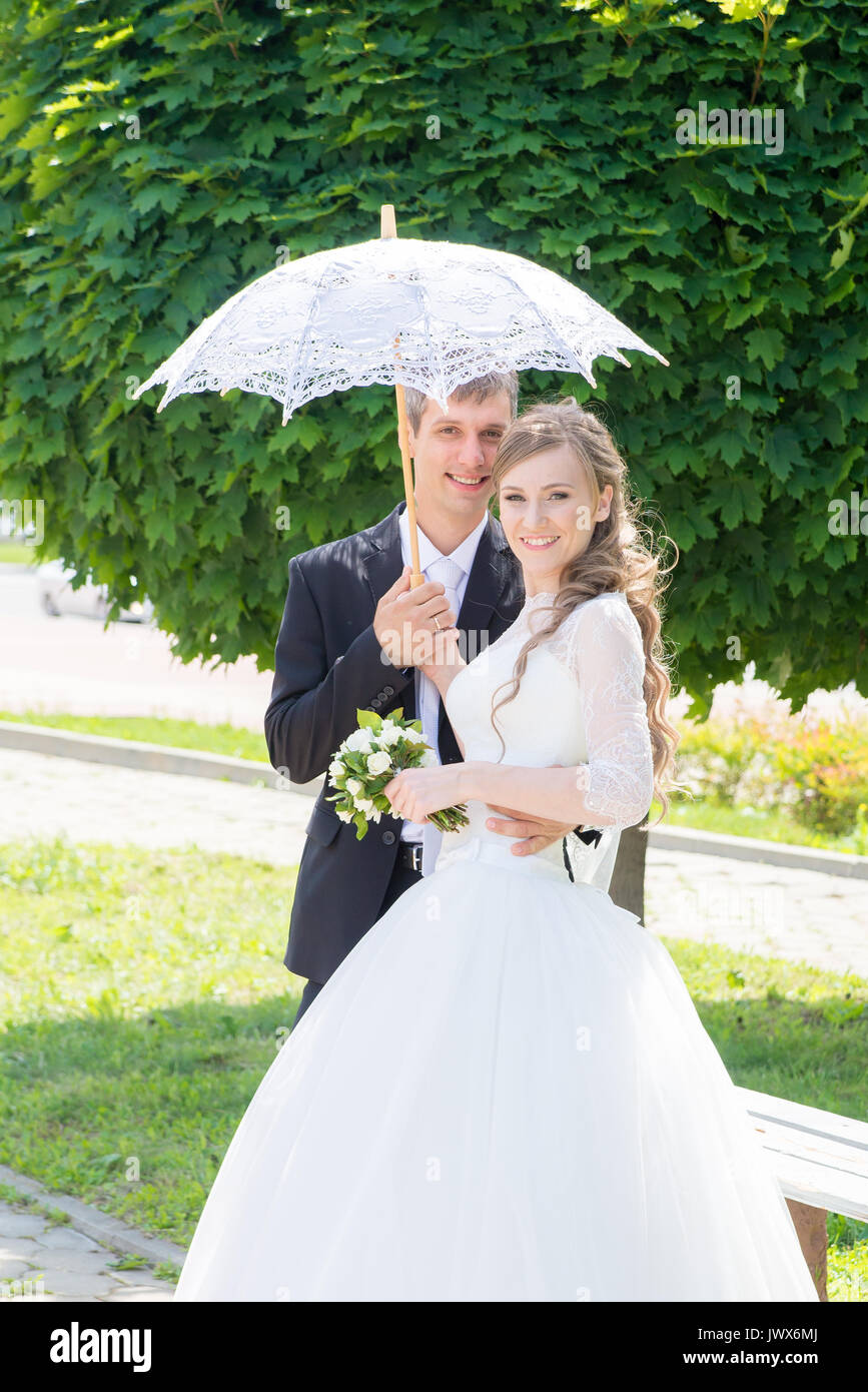 Beautiful married couple in the wedding day Stock Photo - Alamy
