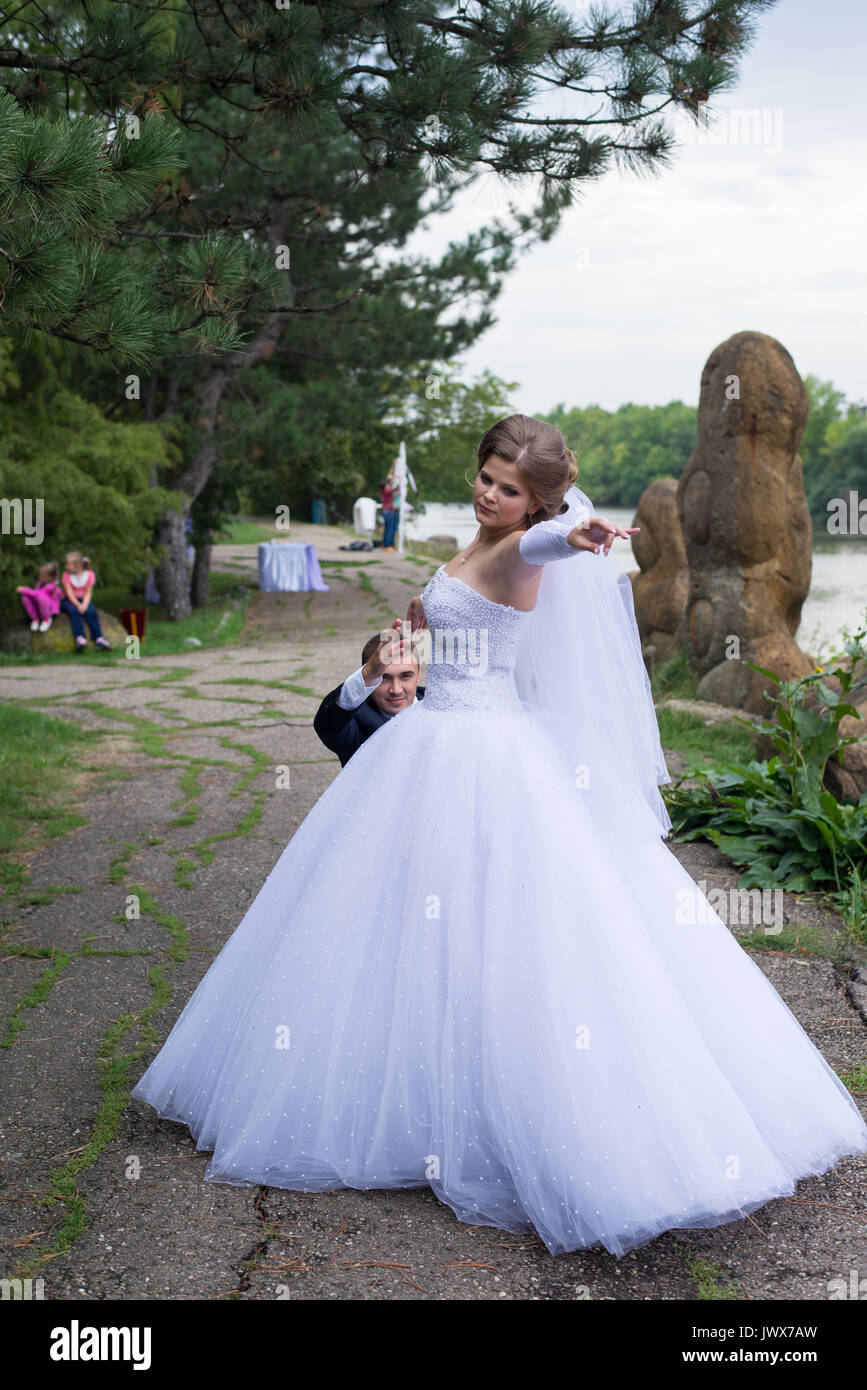 Beautiful married couple in the wedding day Stock Photo - Alamy