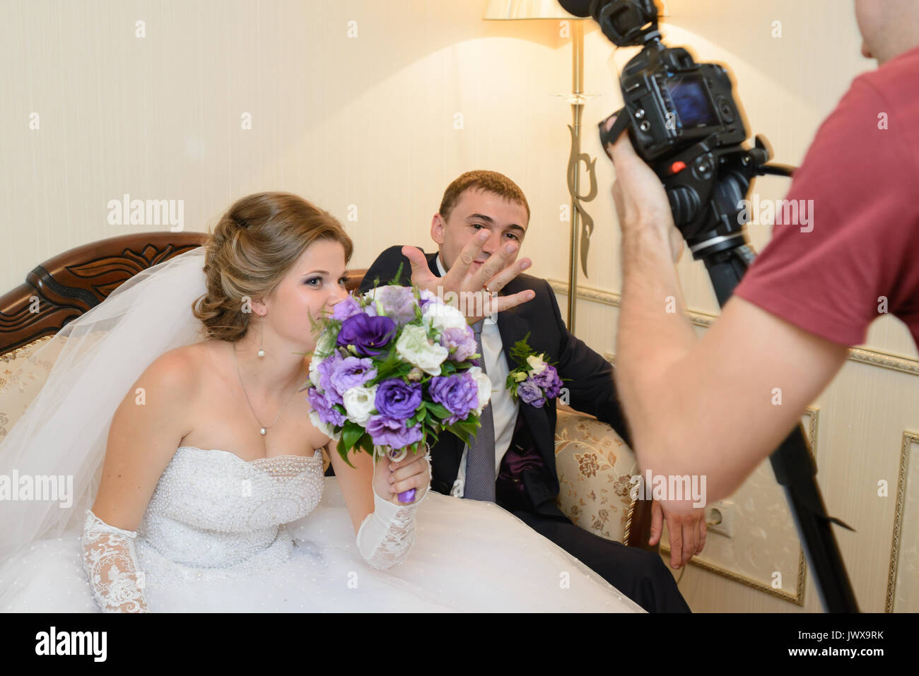 Beautiful married couple in the wedding day Stock Photo - Alamy