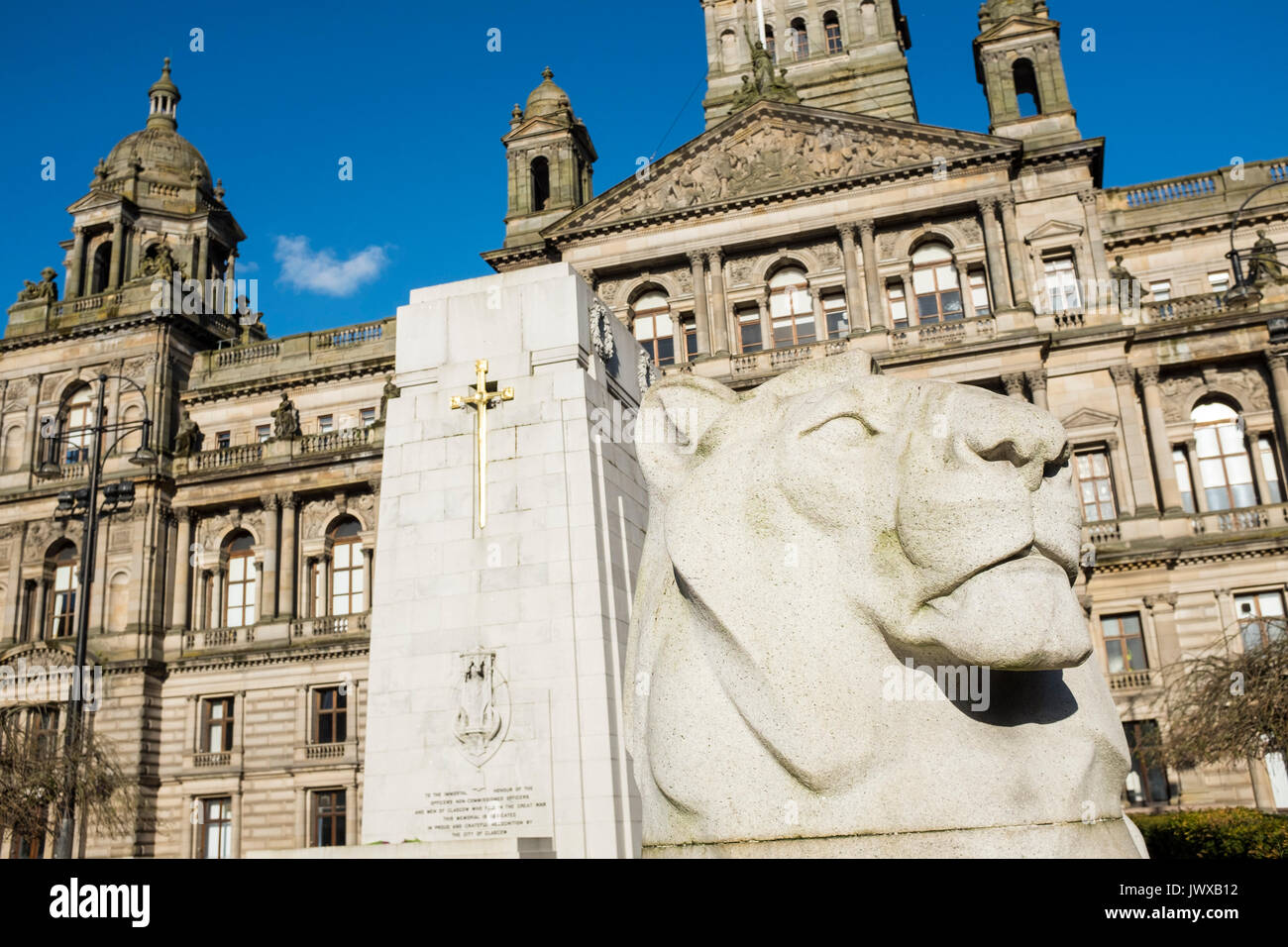 stone lions in front of glasgow city chambers Stock Photo - Alamy