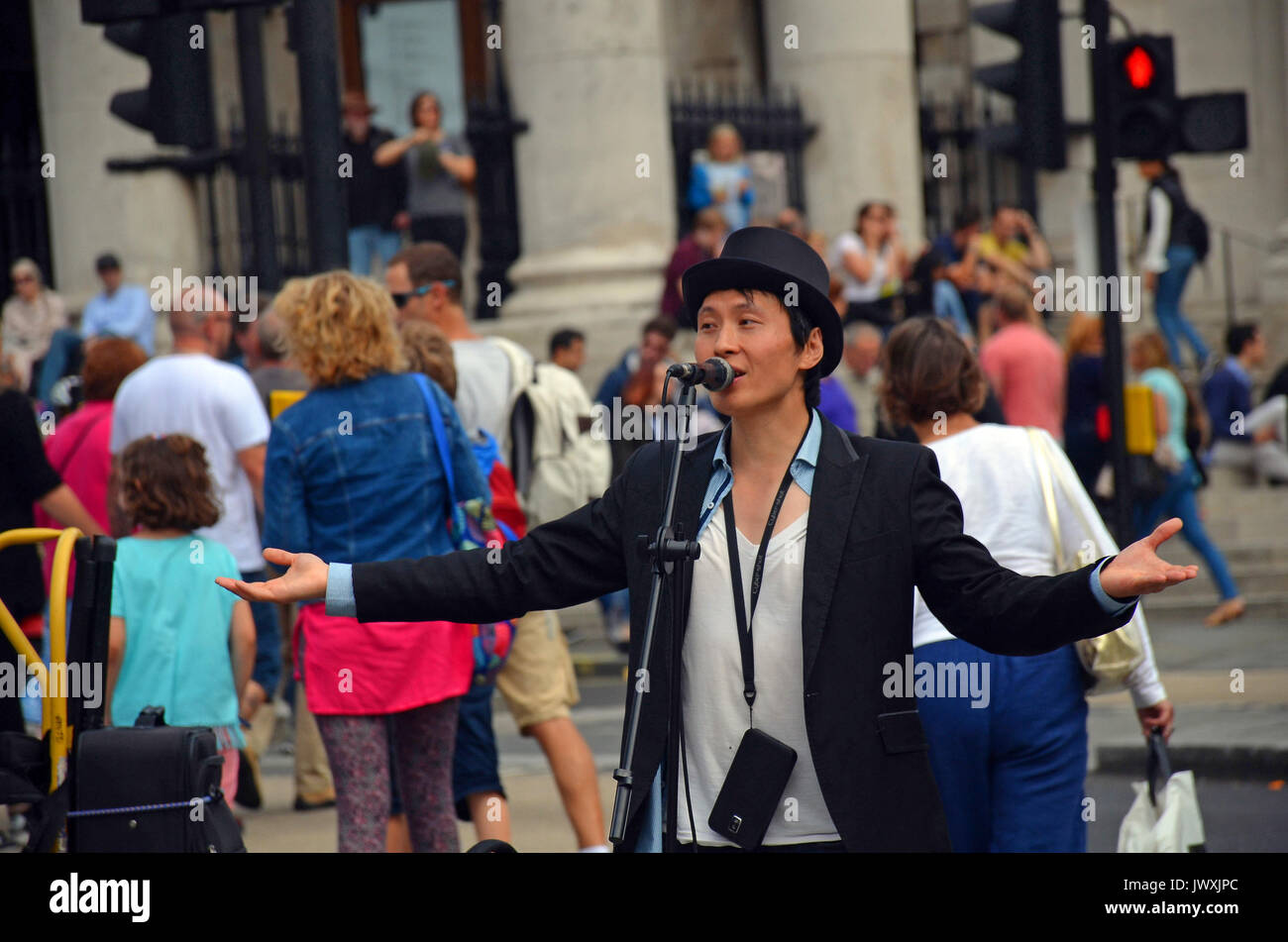 Trafalgar square buskers hi-res stock photography and images - Alamy