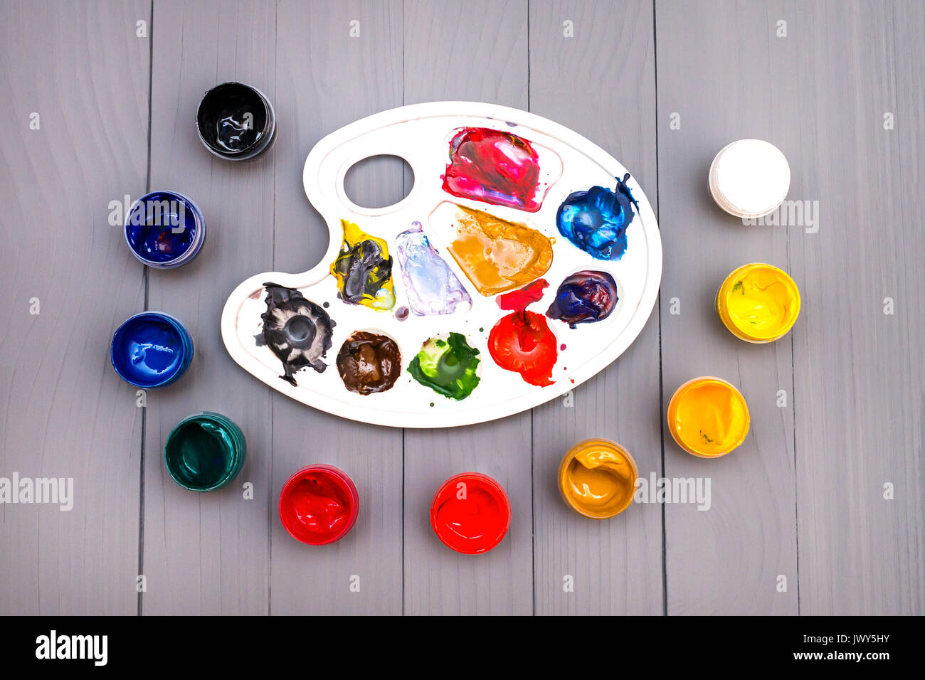 Palette and paints Stock Photo - Alamy
