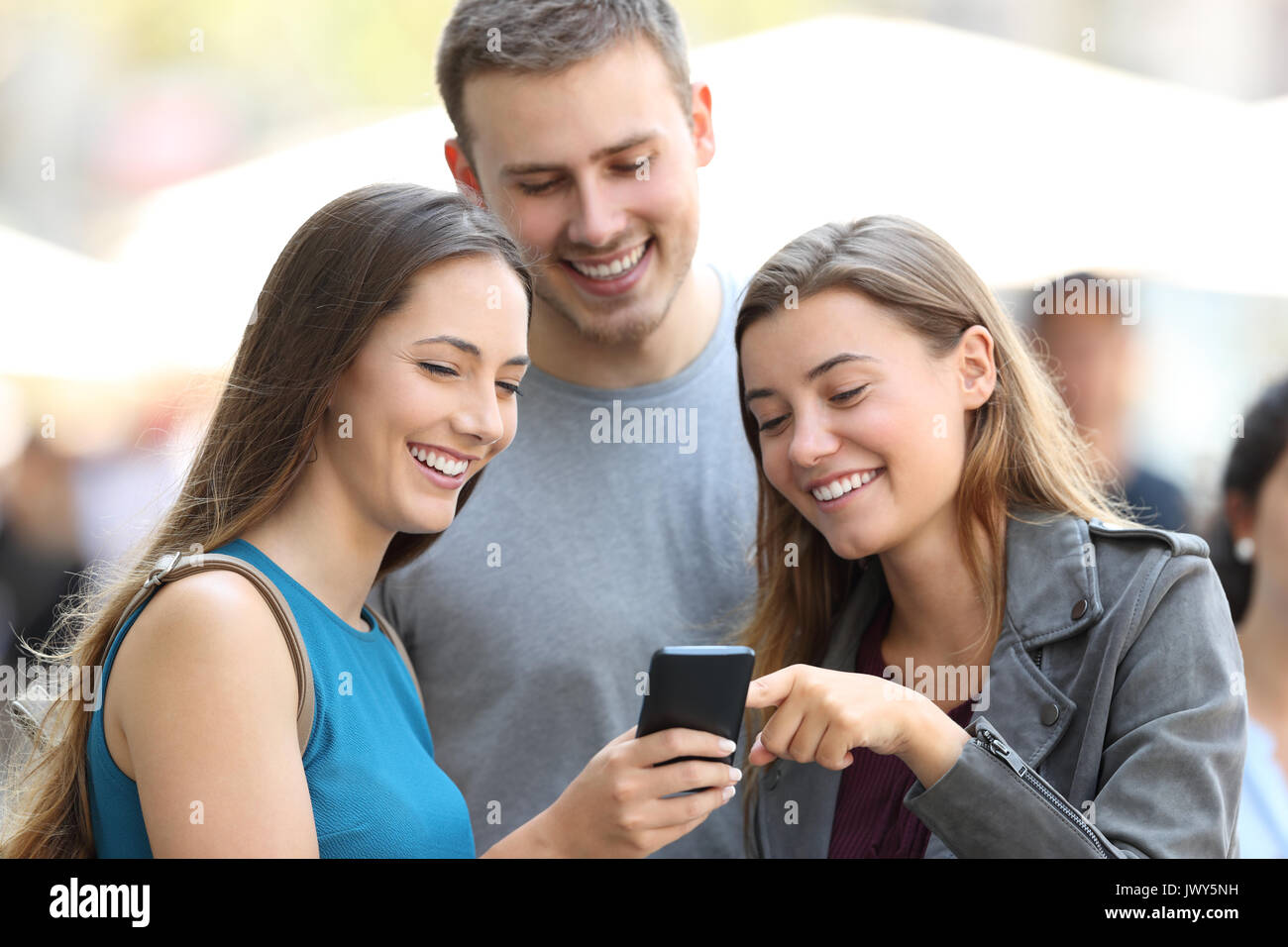 Girls using social media hi-res stock photography and images - Alamy