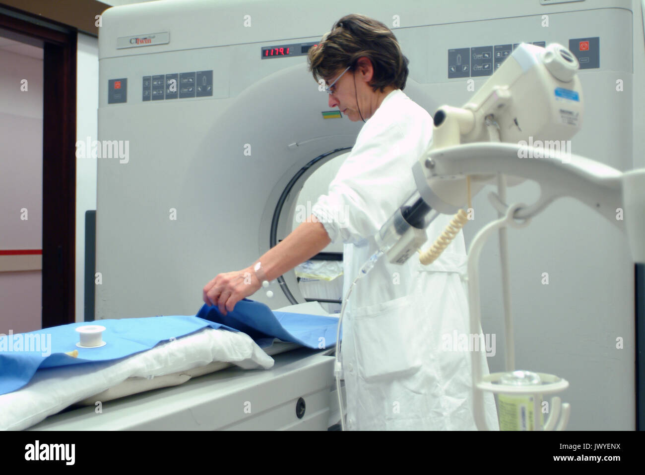 Doctor performing mri magnetic hi-res stock photography and images - Alamy