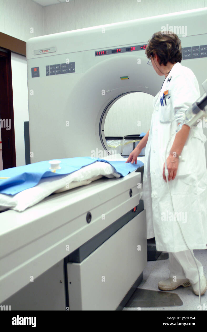 Doctor performing an MRI Magnetic resonance imaging Stock Photo - Alamy