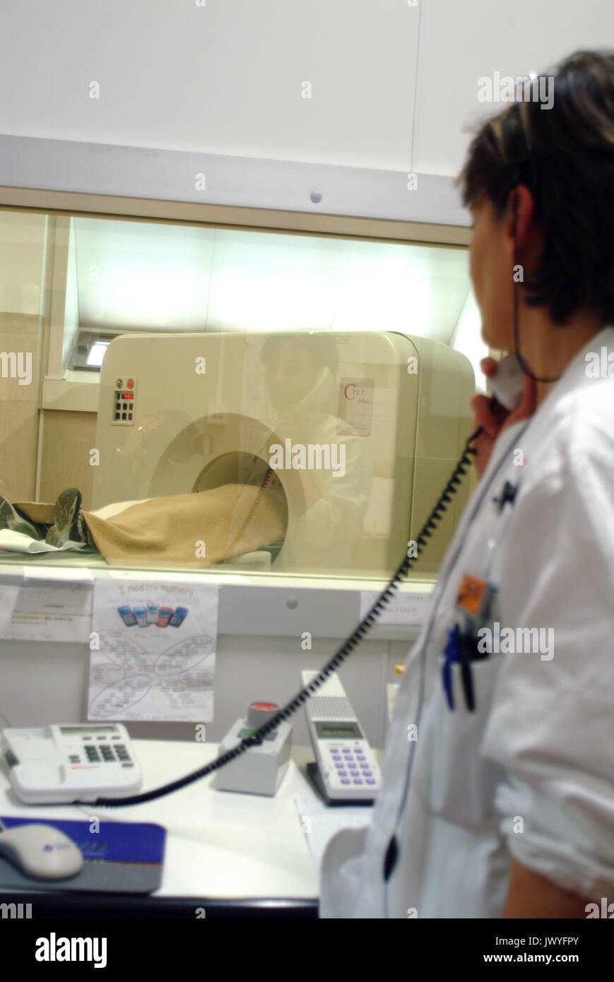 Doctor performing an MRI Magnetic resonance imaging Stock Photo - Alamy