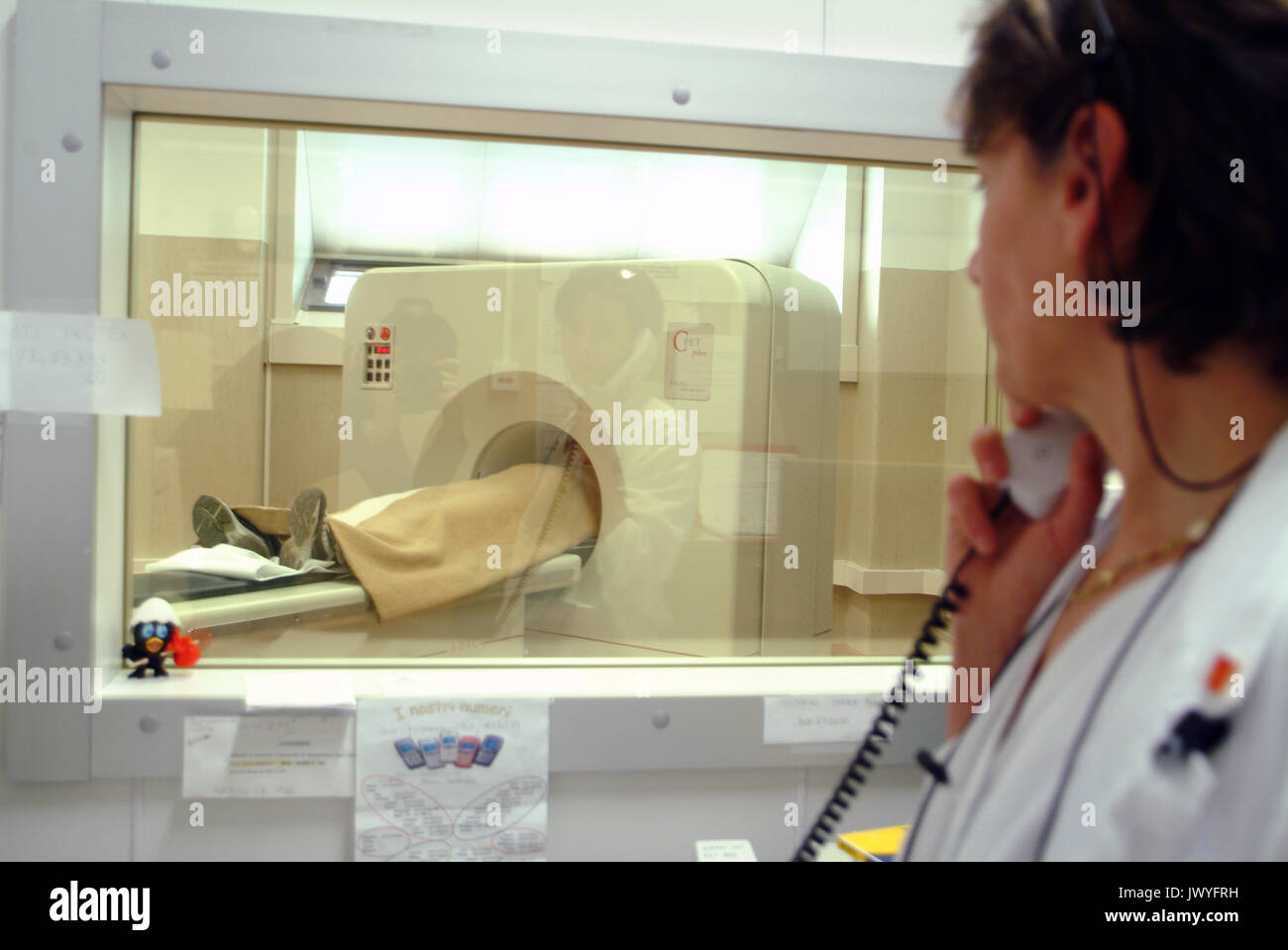 Doctor performing an MRI Magnetic resonance imaging Stock Photo - Alamy