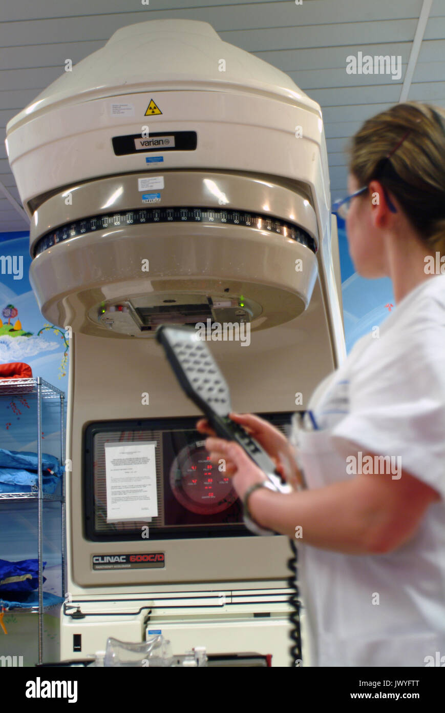 Doctor performing an MRI Magnetic resonance imaging Stock Photo - Alamy