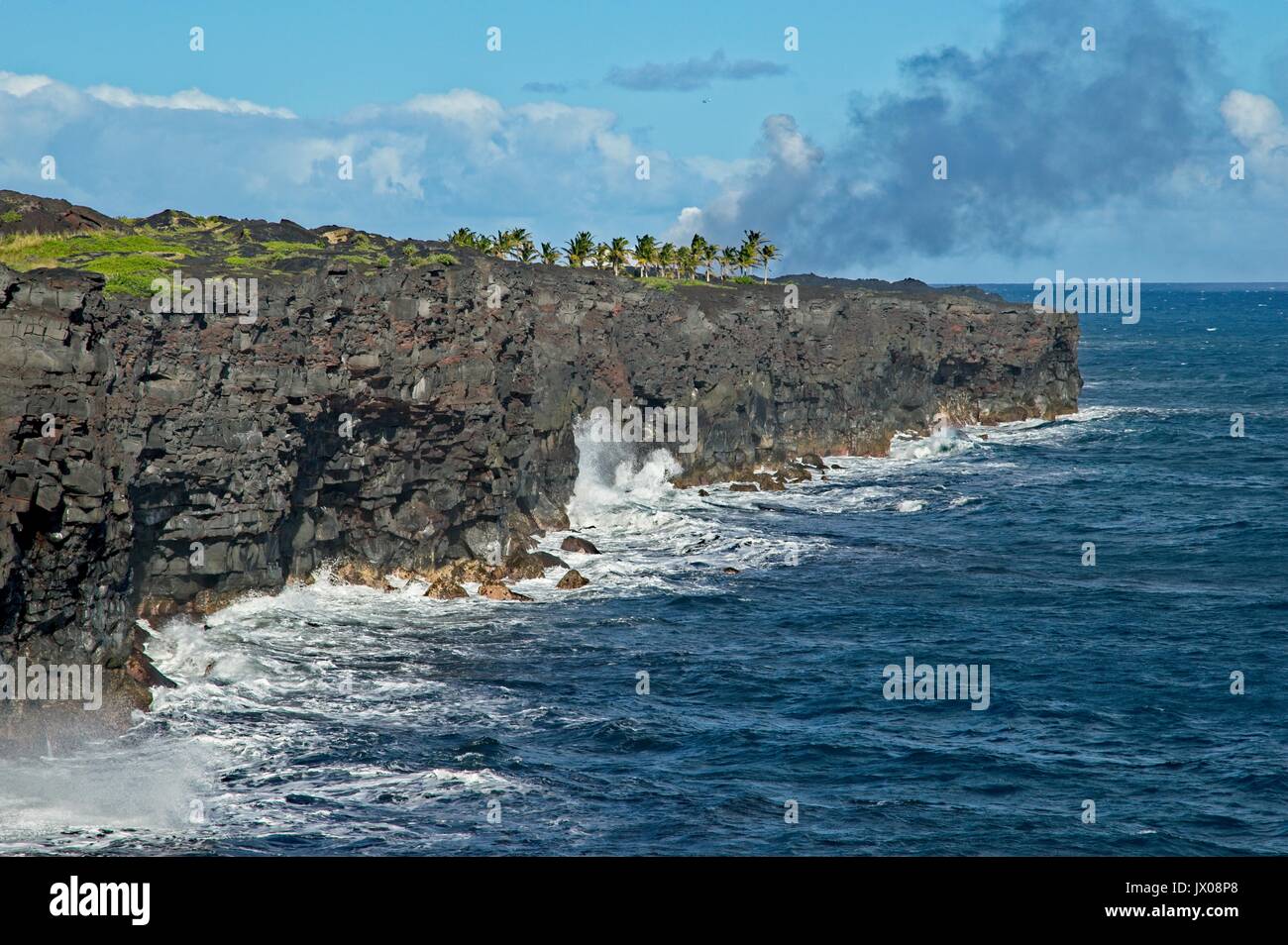 Sea cliff and arch at the end of Chain of Craters road, Volcanoes ...