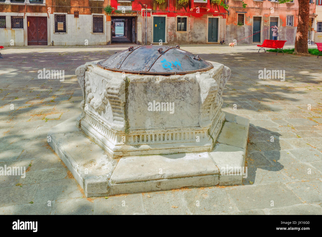 Venetian city wells High Resolution Stock Photography and Images - Alamy