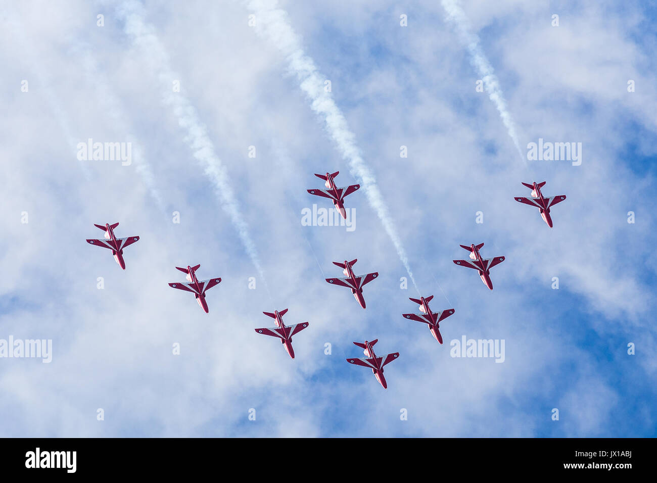Loop red arrow airshow hi-res stock photography and images - Alamy