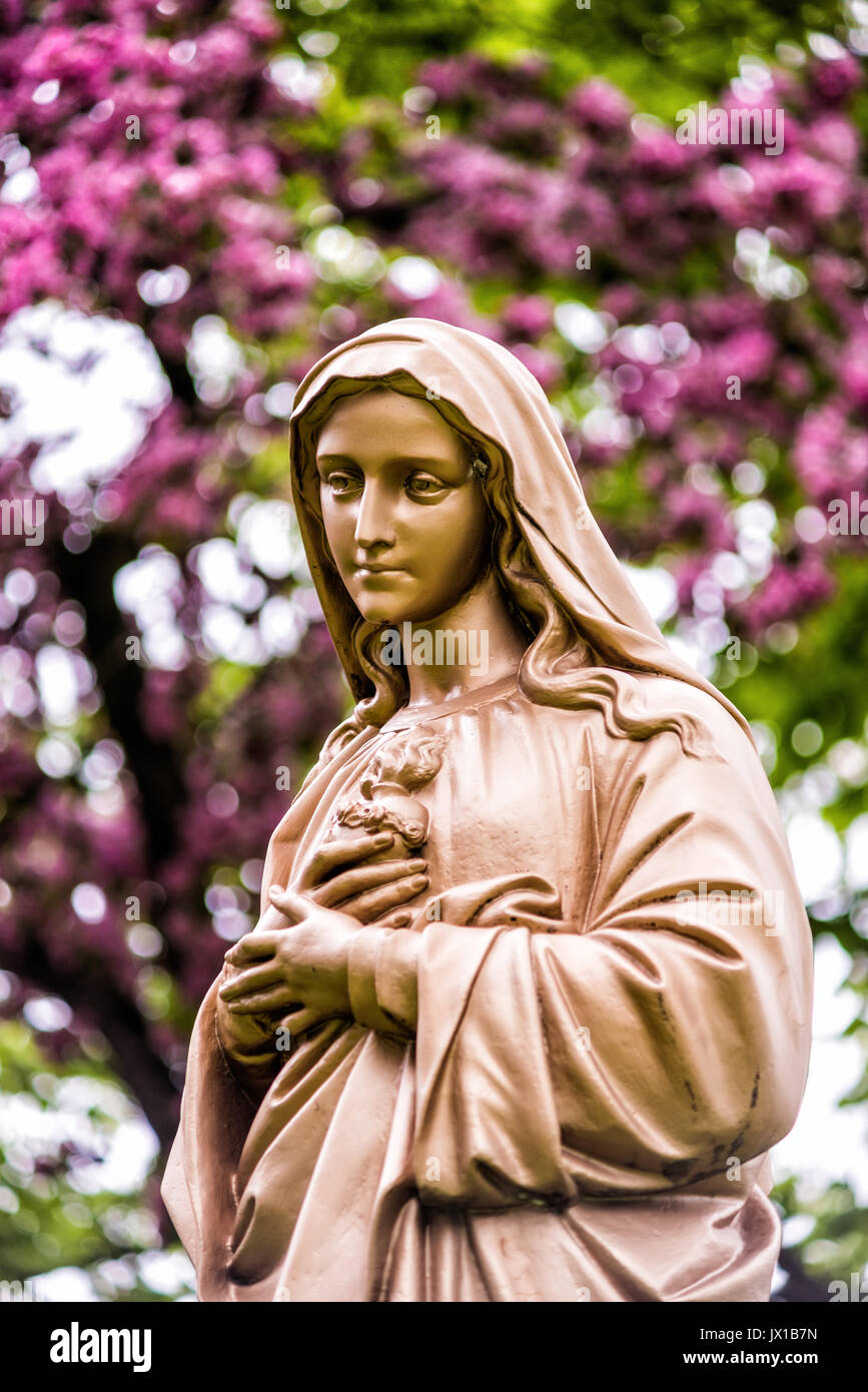 Golden statue of mary hi-res stock photography and images - Alamy