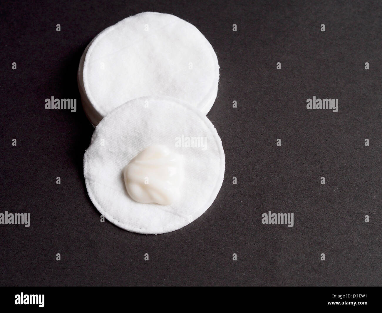 Cotton disc hi-res stock photography and images - Alamy