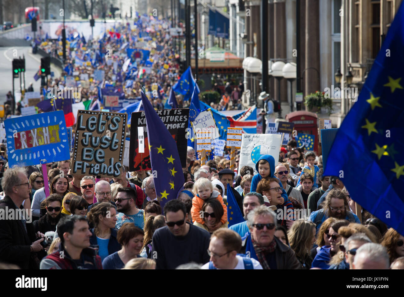 Hundreds of thousands of people protest in the Unite for Europe March ...