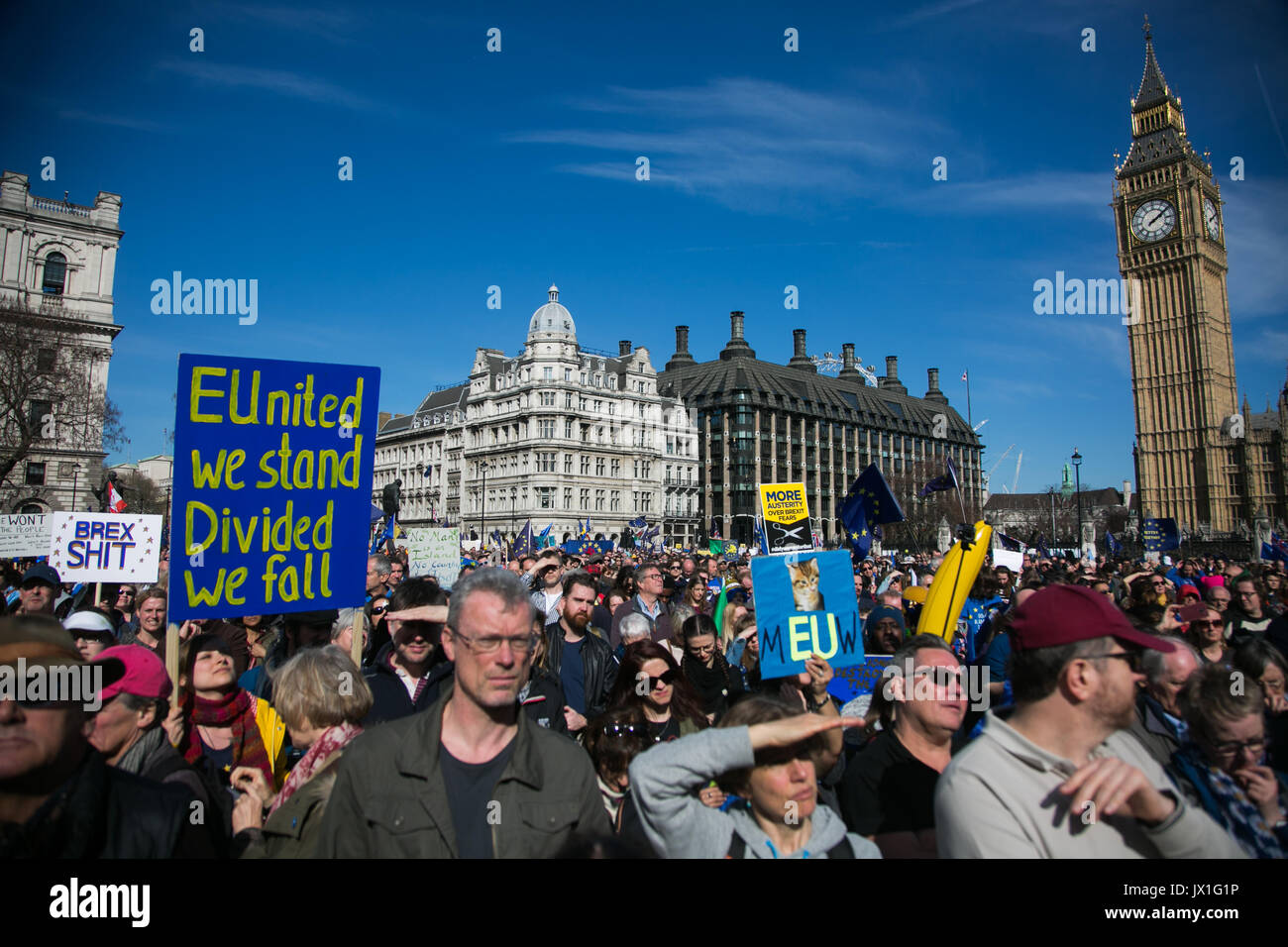 Hundreds of thousands of people protest in the Unite for Europe March ...