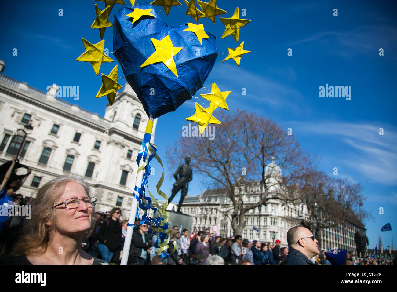 Hundreds of thousands of people protest in the Unite for Europe March ...