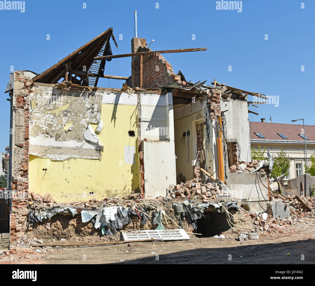 Demolition of an old building in the city Stock Photo - Alamy