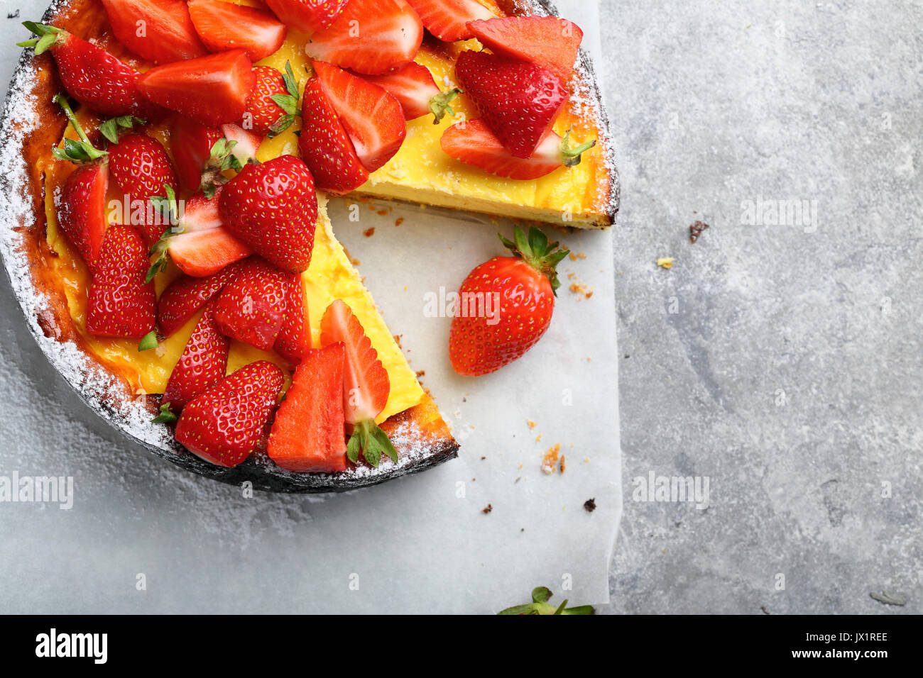 Cheesecake top view hi-res stock photography and images - Alamy