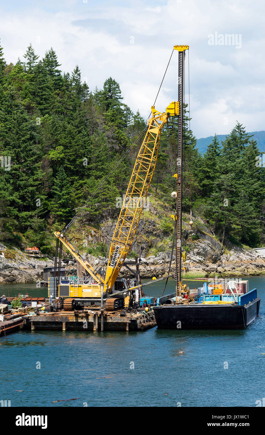 Heavy lift crane barge hi-res stock photography and images - Alamy