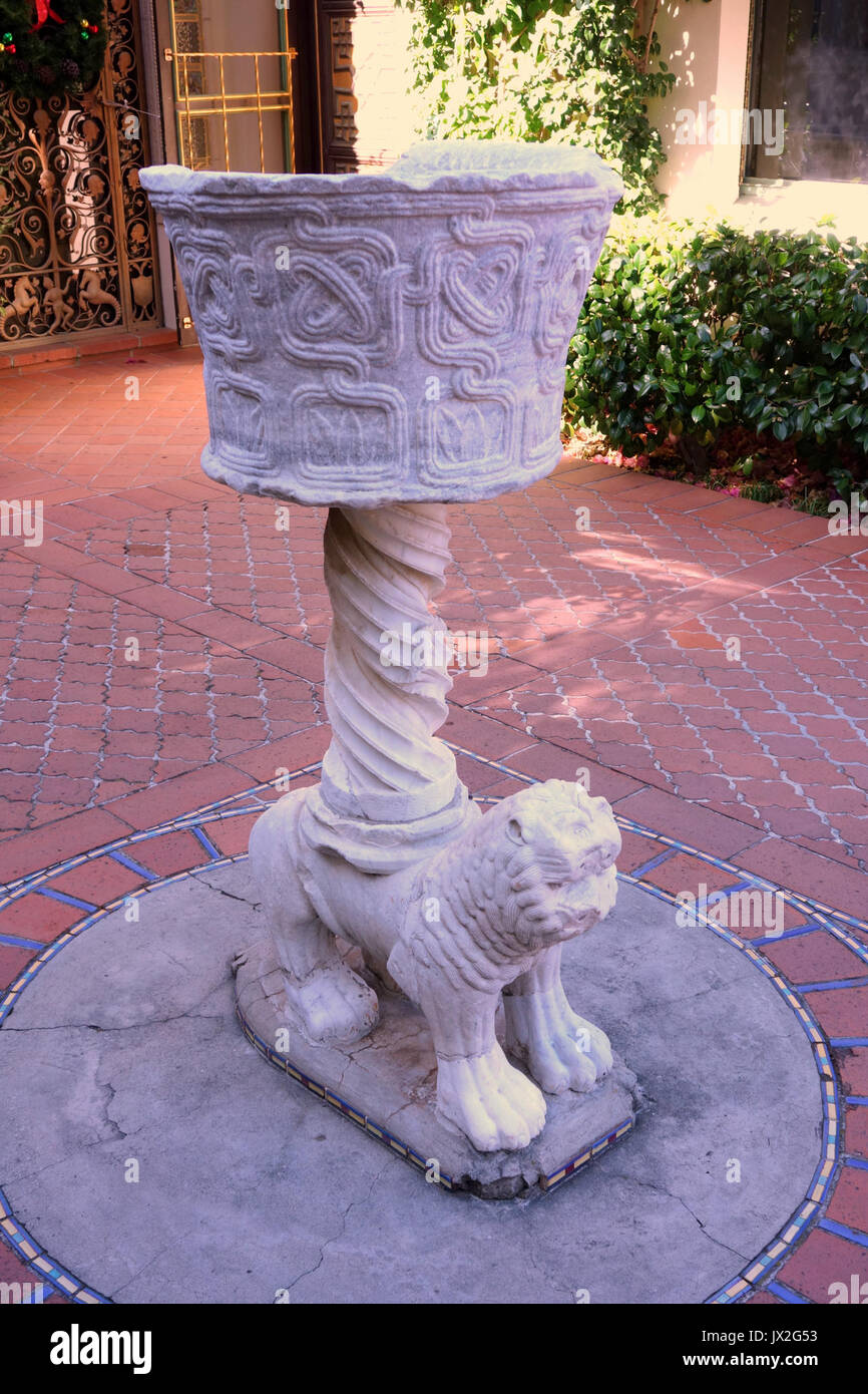 Lion stand hi-res stock photography and images - Alamy
