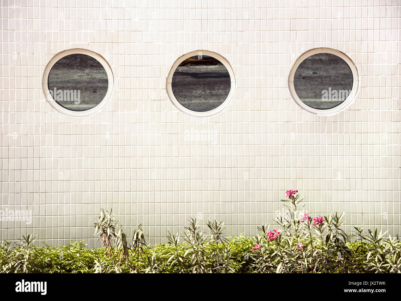 Round building glass windows hi-res stock photography and images - Alamy