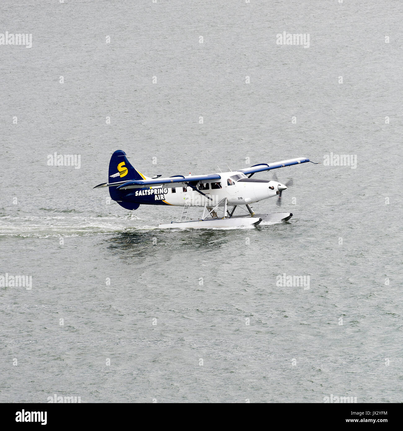 Single engine turboprop seaplane hi-res stock photography and images ...