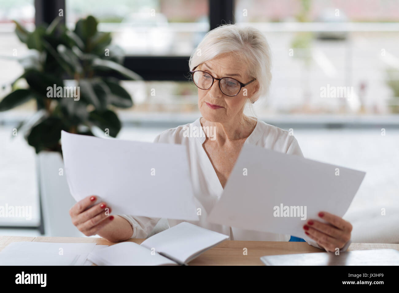 Comparing two documents hi-res stock photography and images - Alamy