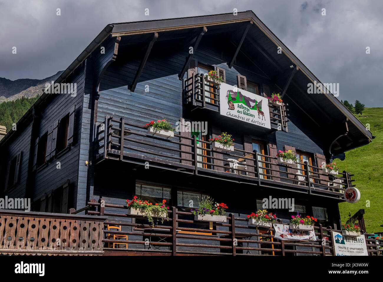 Log cabins in the alps hi-res stock photography and images - Alamy