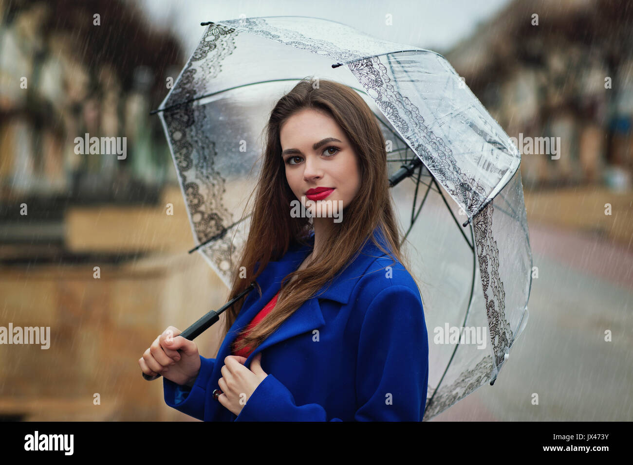 People hiding from rain hi-res stock photography and images - Alamy