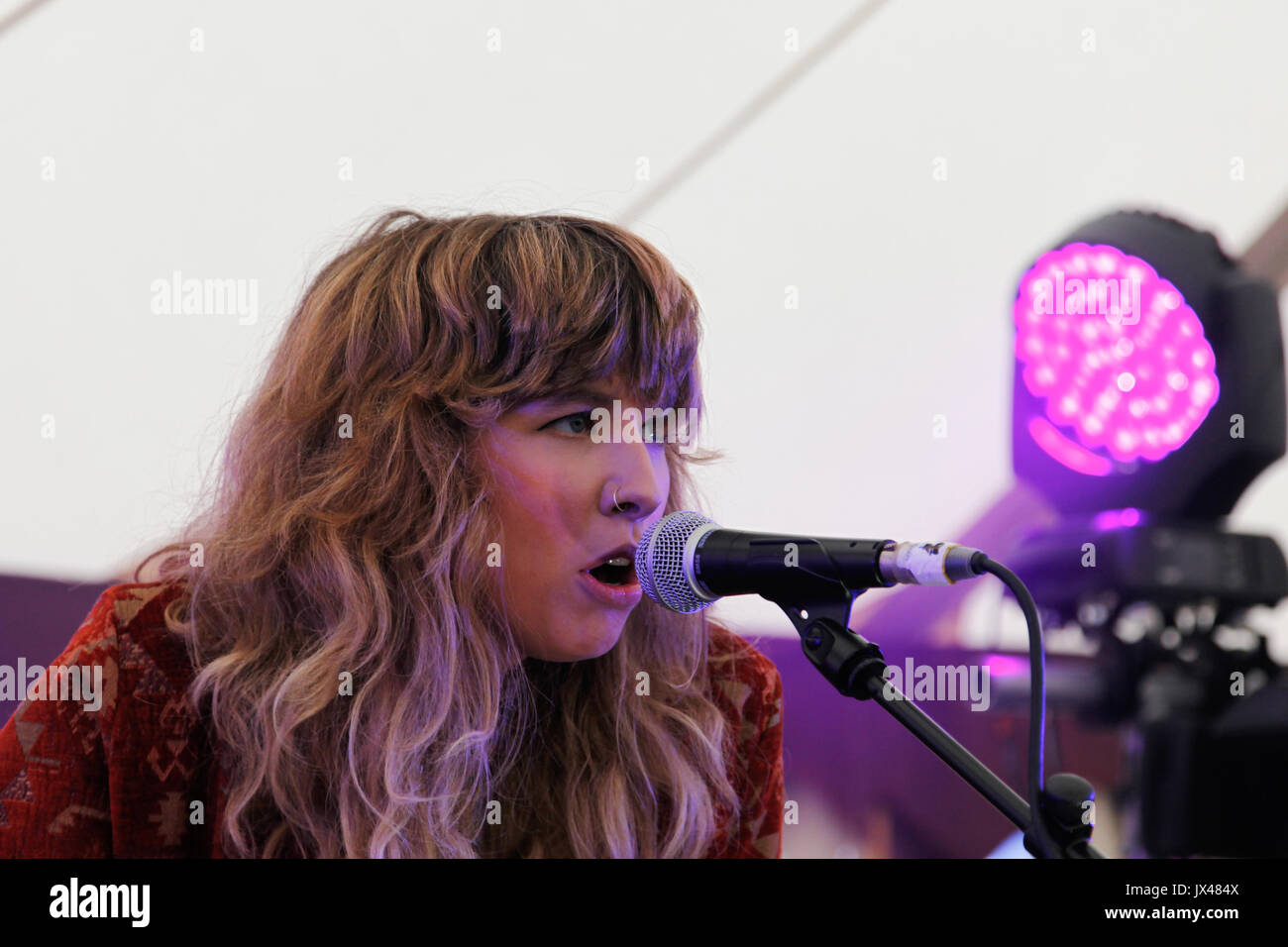 The lead singer from the band "The Sundowners" performs at the Cotton ...