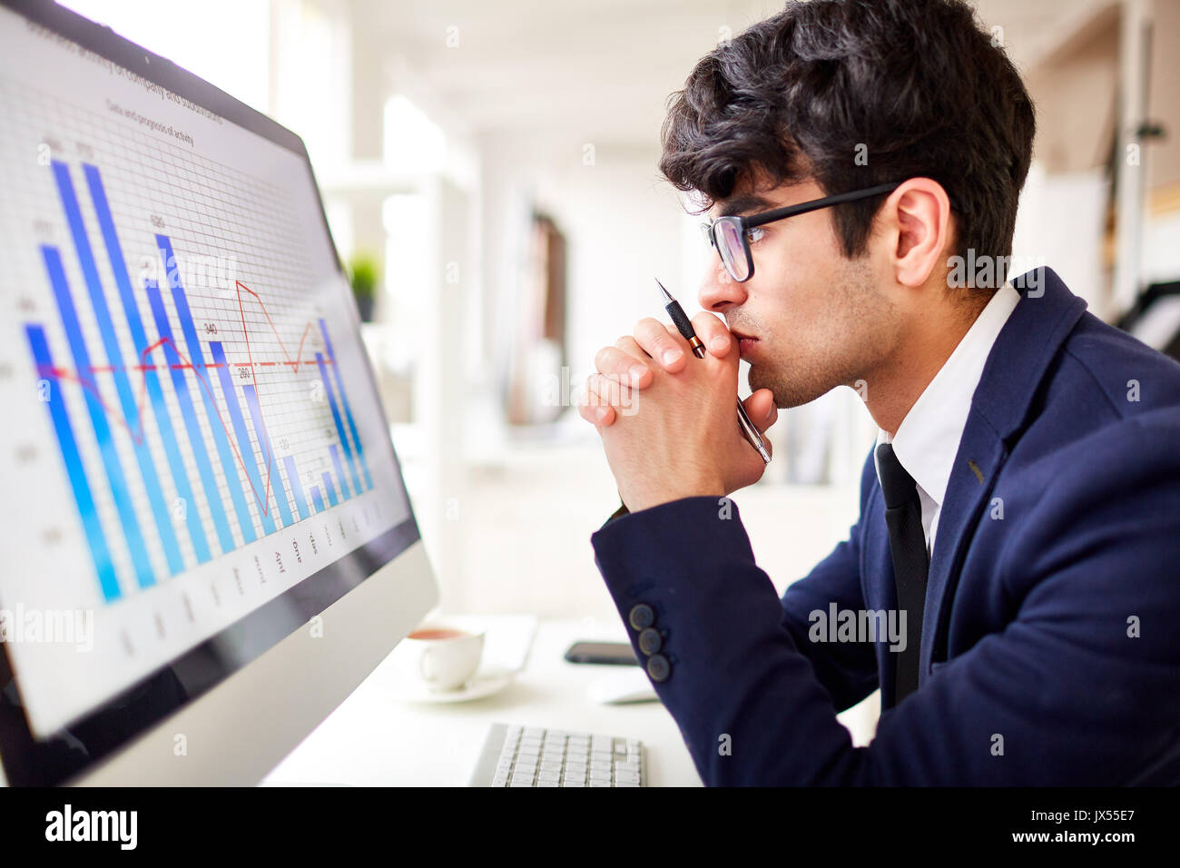 Analysis expert hi-res stock photography and images - Alamy