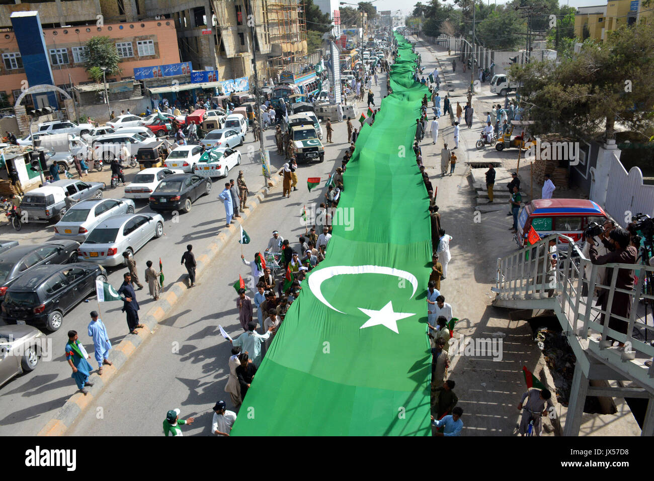 Huge pakistani flag hi-res stock photography and images - Alamy