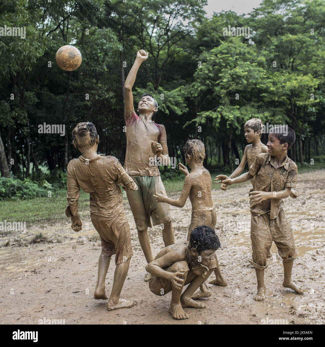 Gazipur, Dhaka, Bangladesh. 14th Aug, 2017. Bangladeshi children play football at a muddy field ...