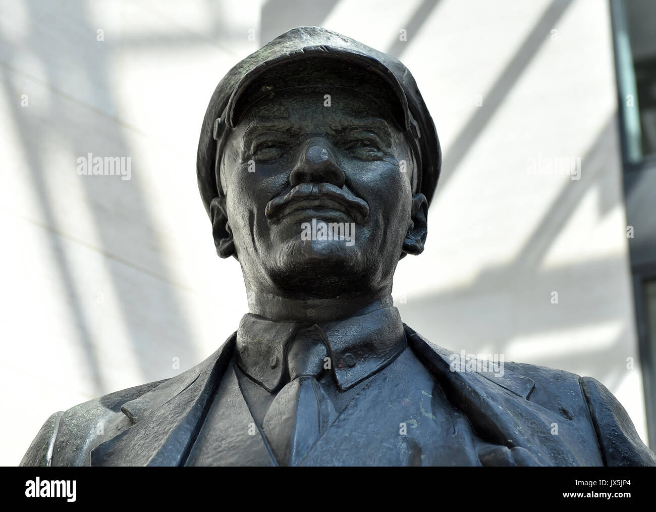 Berlin, Germany. 15th Aug, 2017. The "Eislebener Lenin" statue standing ...