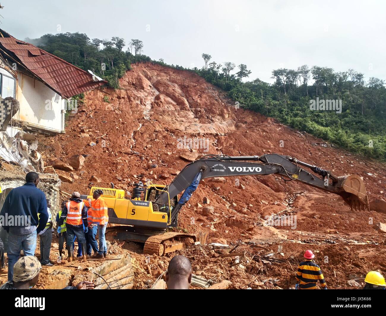 Freetown, Sierra Leone. 14th Aug, 2017. Rescuers and a mechanical ...