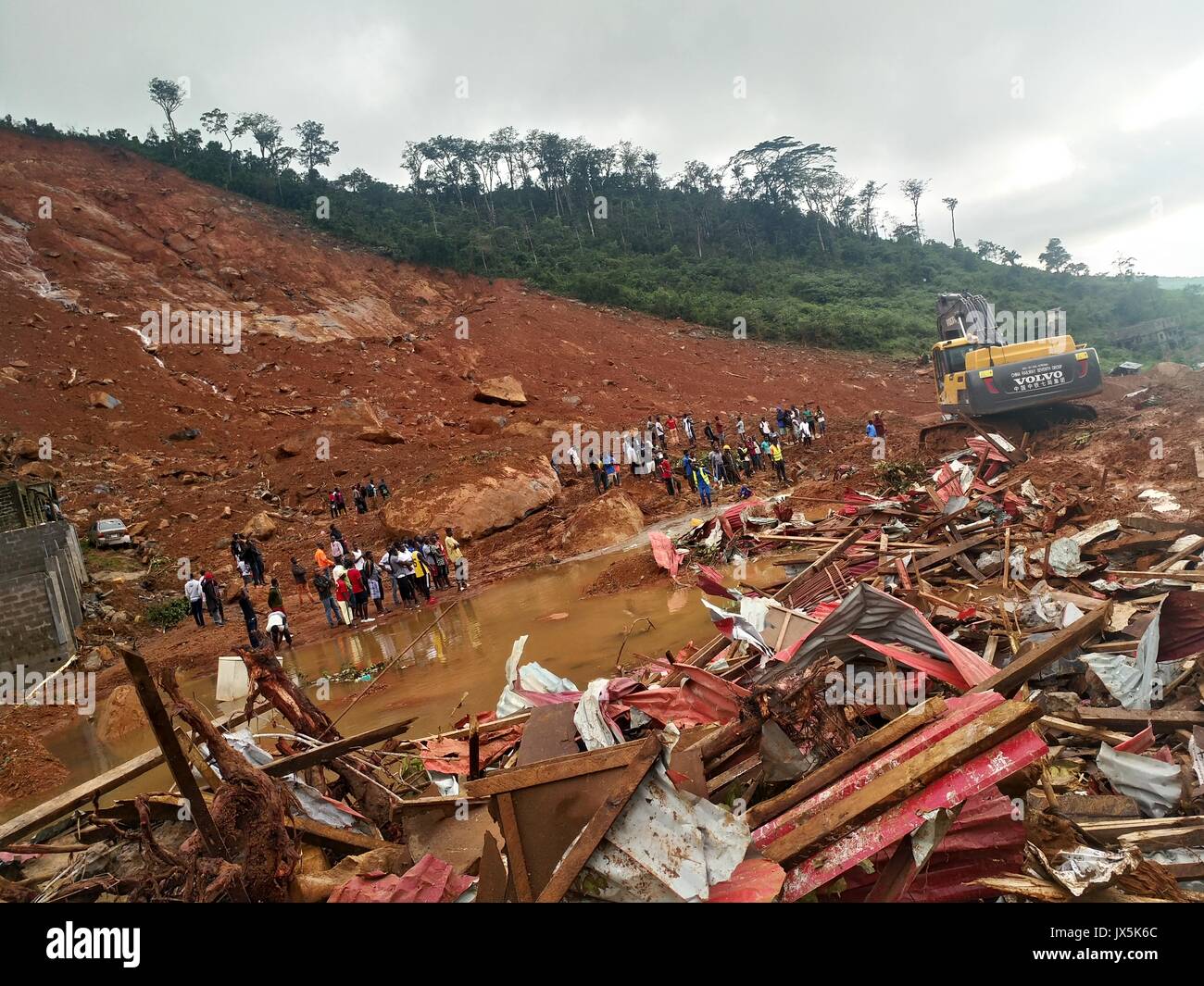 Freetown, Sierra Leone. 14th Aug, 2017. Rescuers and a mechanical ...