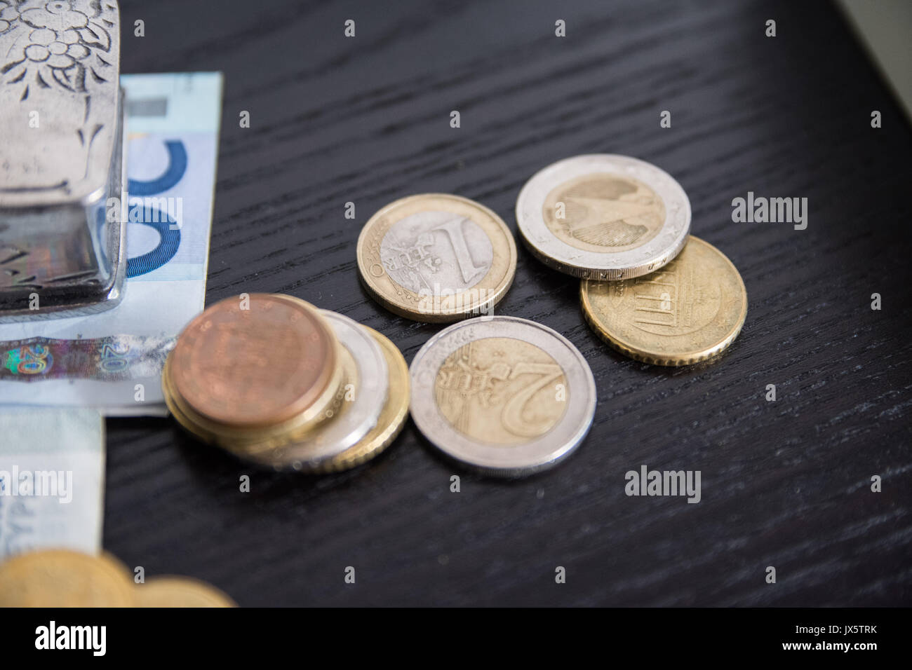 When to tip money hi-res stock photography and images - Alamy